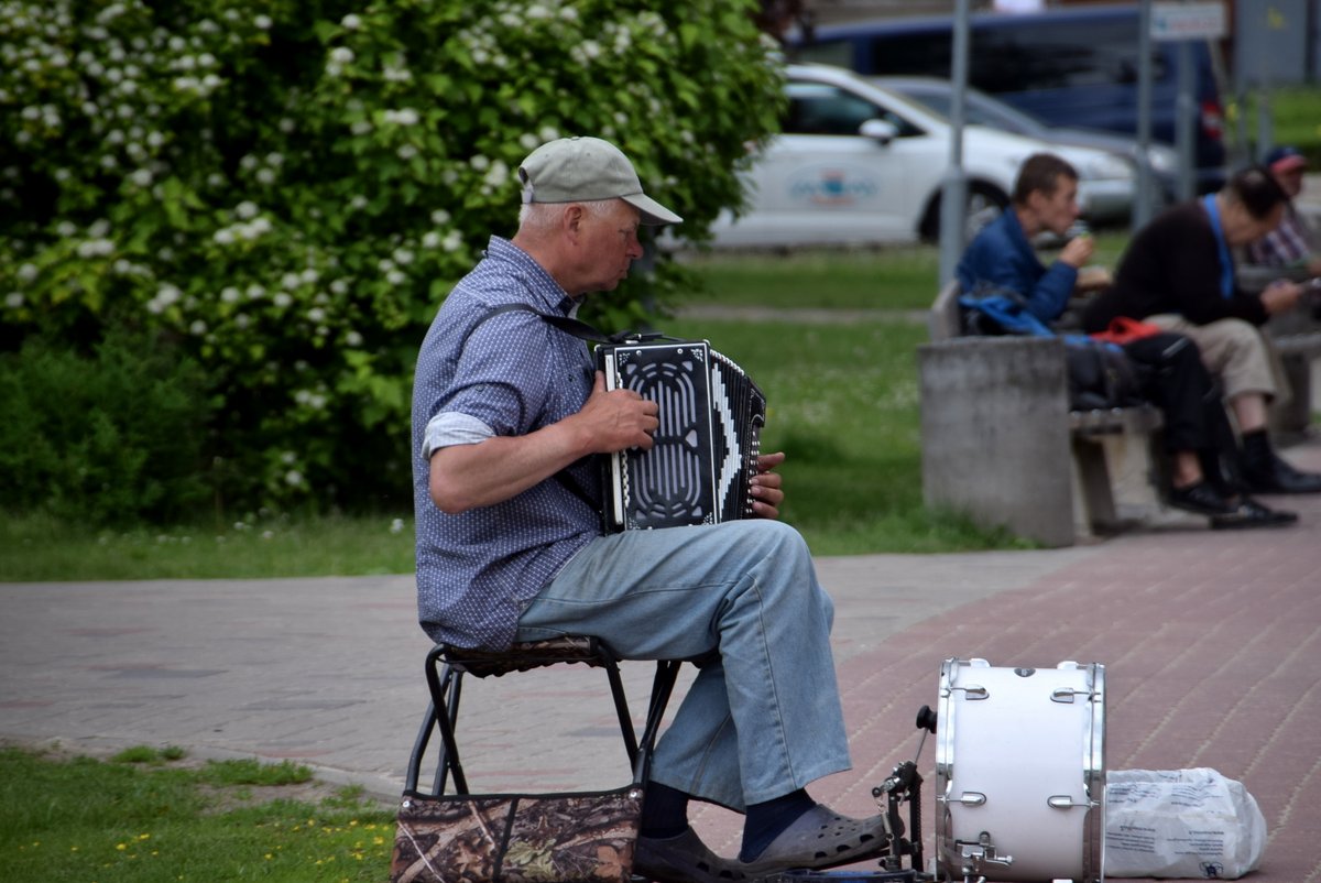 Pie t/c "Valleta" spēlē ielu muzikants no Rēzeknes - Valmieras Ziņas