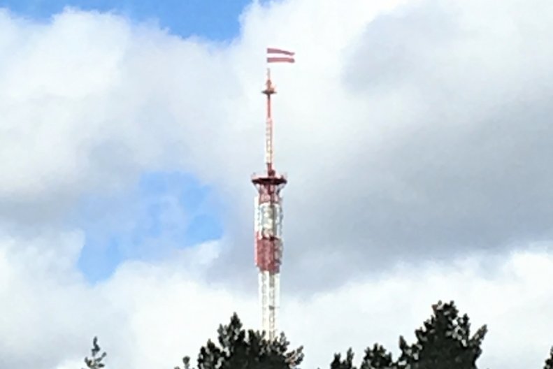 Valmieras televīzijas tornī plīvo valsts karogs - Valmieras Ziņas