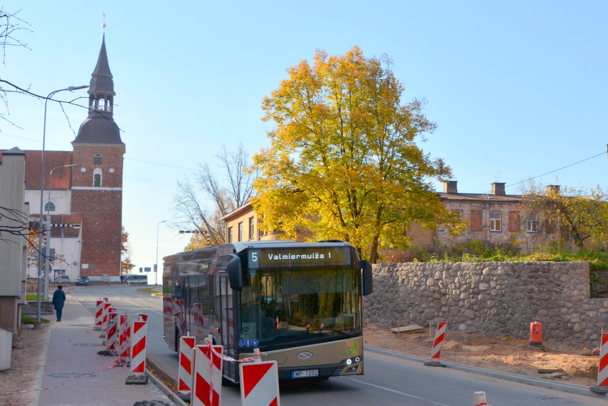 Valmierā slēgtās Lāčplēša ielas dēļ no 11.oktobra būs izmaiņas autobusu ...