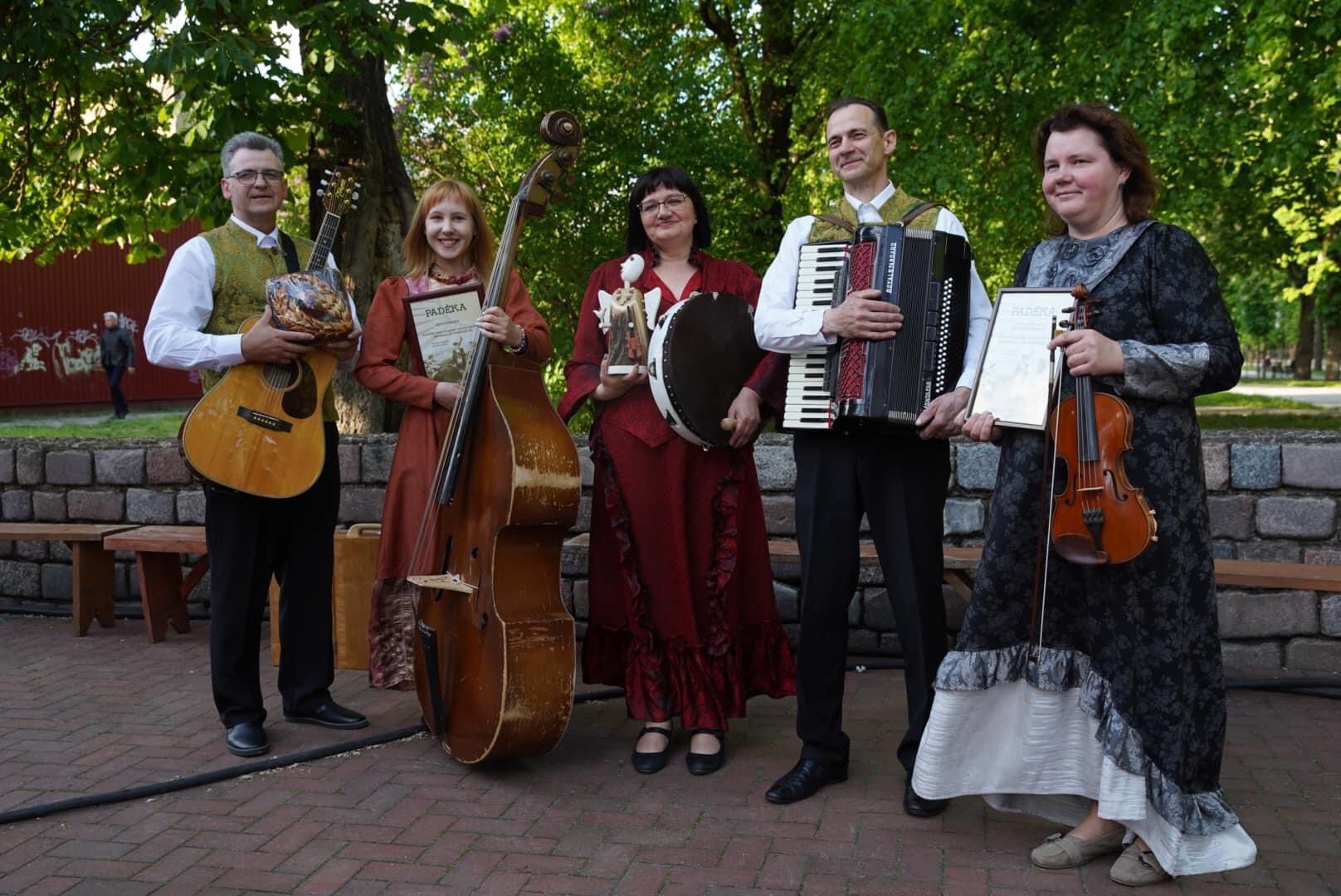 5. Tautas muzikantu saiets Sēļu muižā - Valmieras Ziņas