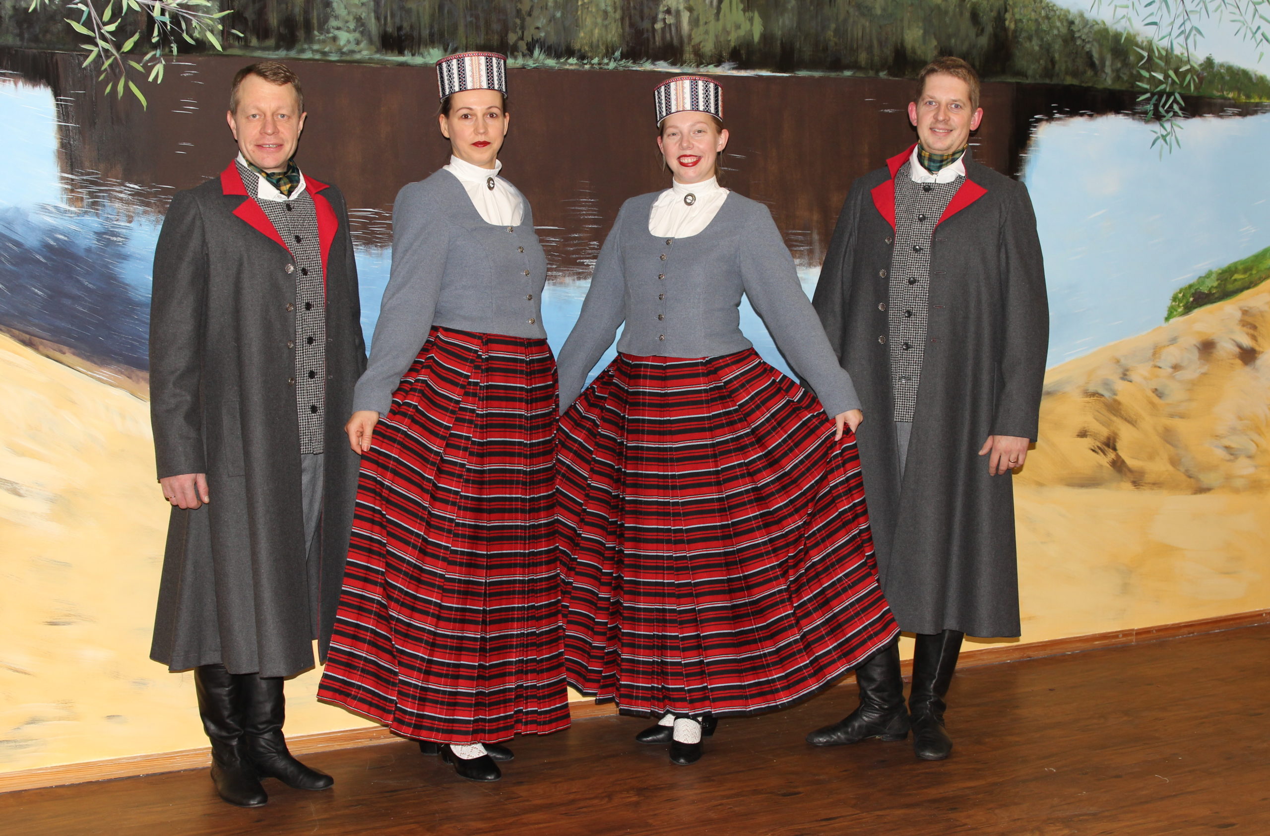 Vidējās paaudzes deju kopa “Gaujmalieši” dejos jaunos tērpos ...